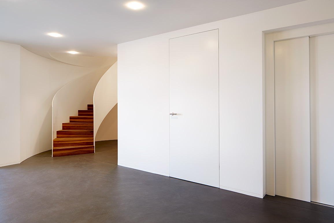 Portes sur embrasures à fleur de surface, sans cadres visibles - Frank ...